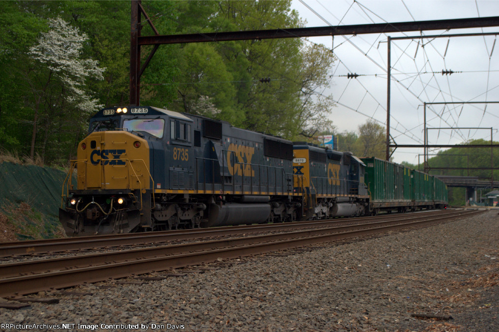CSX SD60I 8735 leads Q702